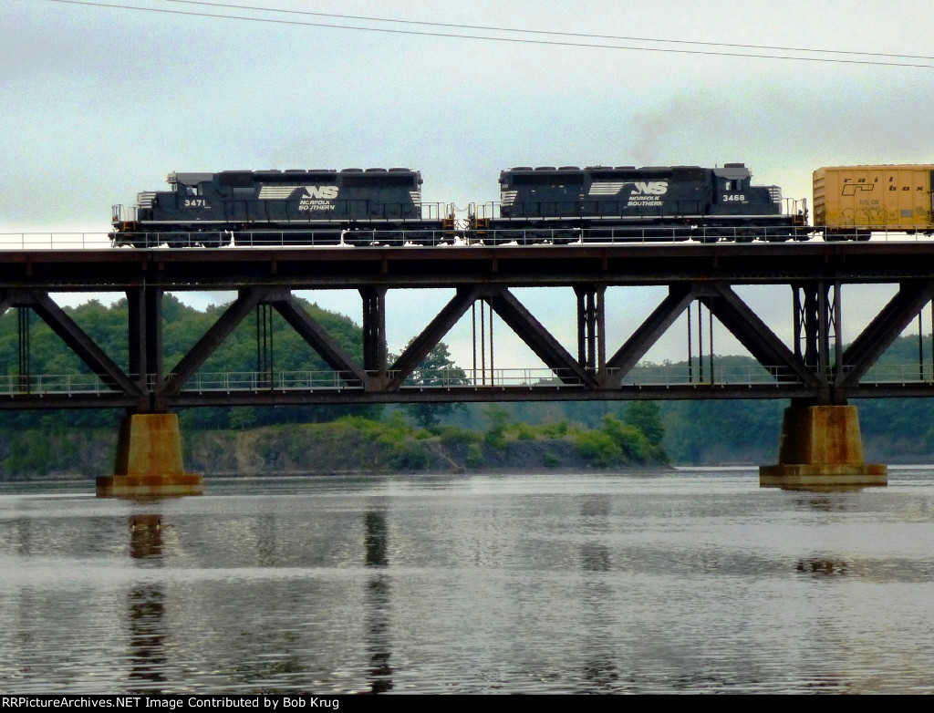 NS 3471 and 3468 in profile on the Hudson River bridge